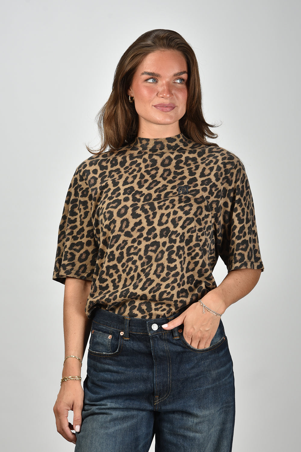 Anine Bing t-shirt Avi met logo en hoge kraag dierenprint – Marjon Snieders